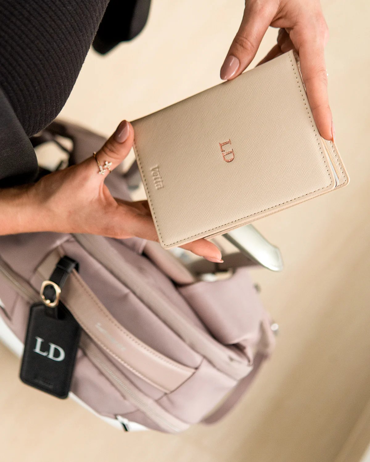 PORTA PASAPORTE Y TAG DE EQUIPAJE – Vetta Colombia